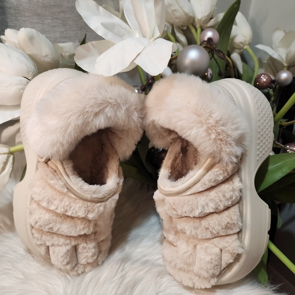 CROCS | Shoes | Crocs Stomp Lined Quilted Clogs In Stucco Shoes New ...